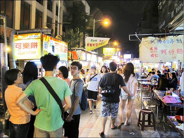 吸客新招不斷 寧夏夜市長紅 - 地方 - 自由時報電子報