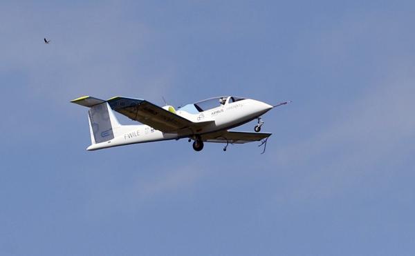 空巴推出全電動飛機 E-Fan 2.0試飛 - 生活 - 自由時報電子報