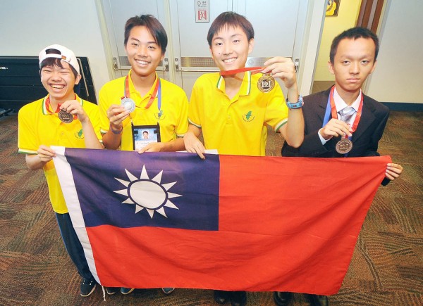 《TAIPEI TIMES 焦點》Young leukemia survivor wins IOI gold for Taiwan - 焦點 ...