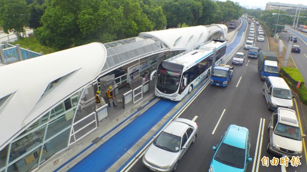 BRT首日載19萬人？胡志強：「怎麼可能」！ - 政治 - 自由時報電子報