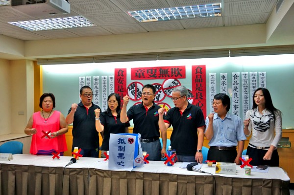 《TAIPEI TIMES 焦點》 Teachers urge Ting Hsin boycott - 焦點 - 自由時報電子報