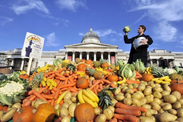 《中英對照讀新聞》Over a ton of rejected fruit, vegetables feed Athenians 超過1噸被 ...