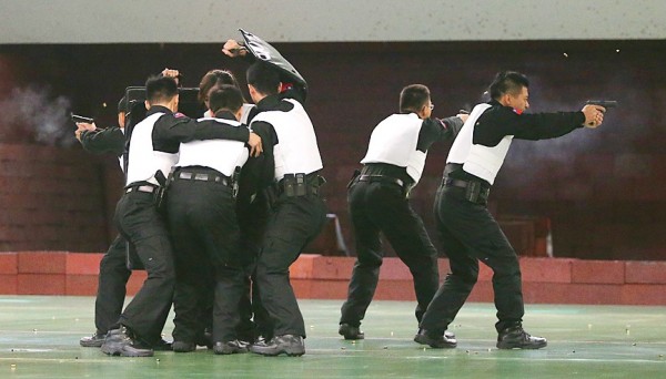 《TAIPEI TIMES 焦點》 NSB agents demonstrate roles ahead of elections - 焦點 ...