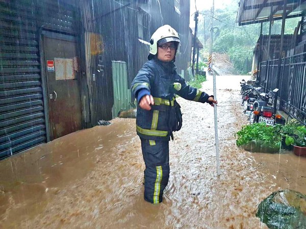 《TAIPEI TIMES 焦點》 Rainfall disrupts transport systems - 焦點 - 自由時報電子報
