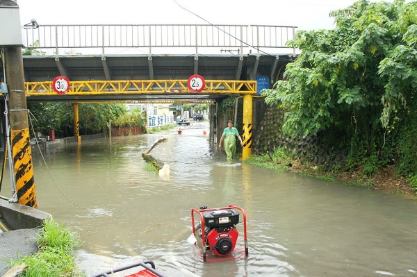 《TAIPEI TIMES 焦點》 Heavy rainfall causes flooding in north Taiwan - 焦點 ...
