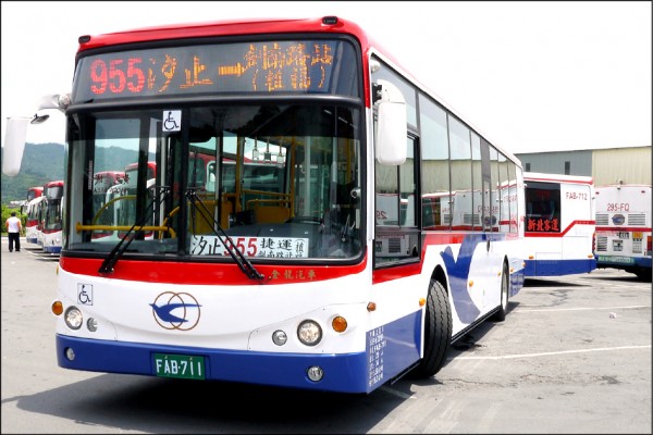 往返汐止、內科 955快速公車上路 - 地方 - 自由時報電子報