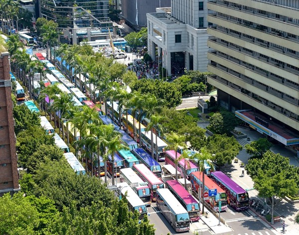 《TAIPEI TIMES 焦點》 Buses clog Taipei road as drivers rally - 焦點 - 自由時報電子報