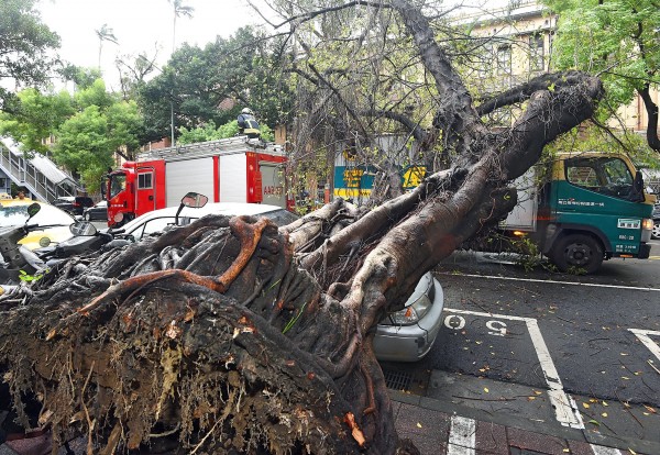 《TAIPEI TIMES 焦點》 Meranti blows through, injures nine - 焦點 - 自由時報電子報