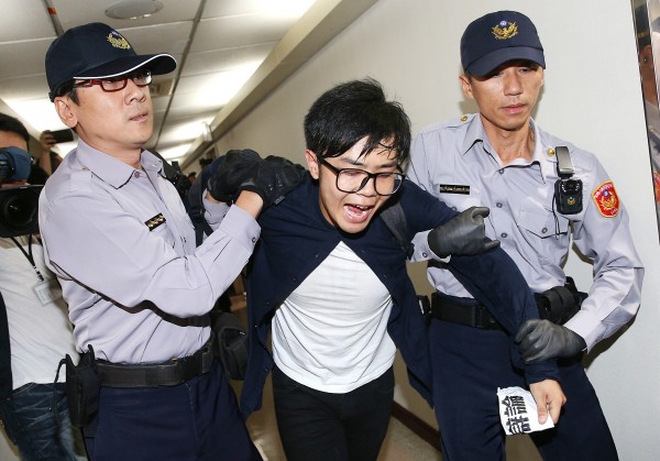 《TAIPEI TIMES 焦點》 Protesters storm DPP caucus whip’s office - 焦點 - 自由時報電子報