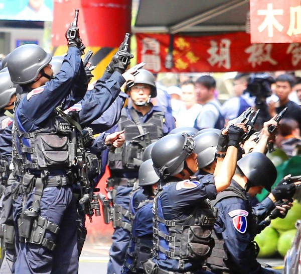 《TAIPEI TIMES 焦點》 Man arrested after gunbattle, standoff - 焦點 - 自由時報電子報