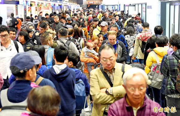 《TAIPEI TIMES》 Airport checks tightened amid rush - 焦點 - 自由時報電子報