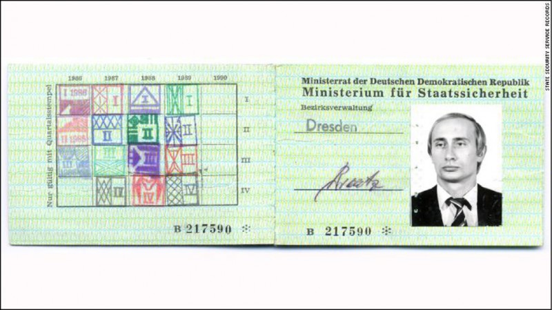 《中英對照讀新聞》Vladimir Putin’s Stasi ID card found in German archives－德國檔案裡 ...
