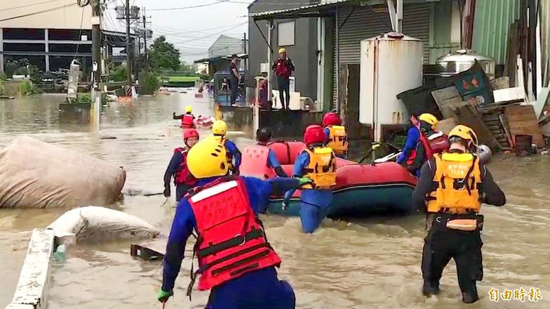 《TAIPEI TIMES》 Heavy rain causes floods in central, north Taiwan - 焦點 ...