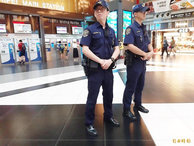 《TAIPEI TIMES》 Police on trains issued with pepper spray, vests - 焦點 ...