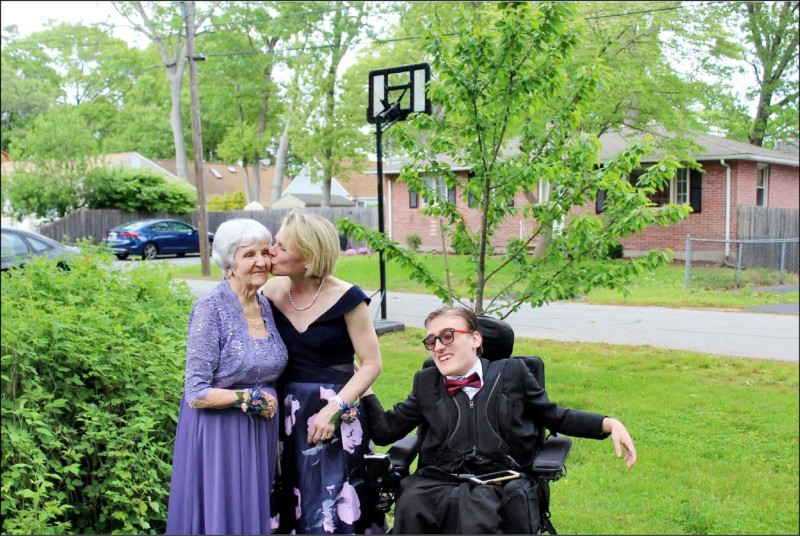 中英對照讀新聞》At her first prom, a 97-year-old Rhode Island woman wins prom ...