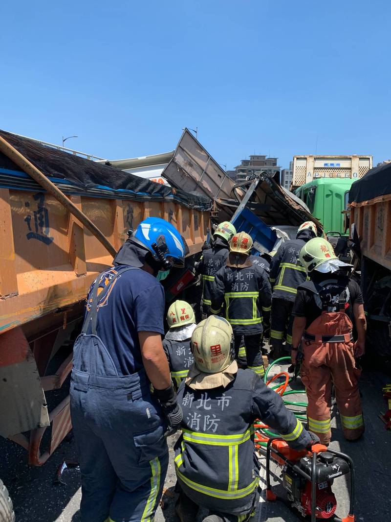 台64線八里段砂石車等10車連環車禍 小貨車駕駛受困命危 - 社會 - 自由時報電子報