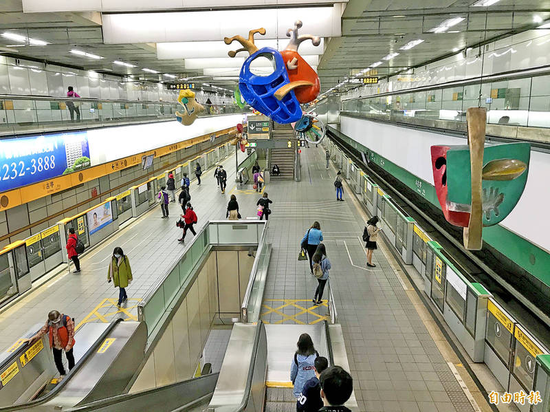 《TAIPEI TIMES》 Taipei MRT urges riders to look up from phones - 焦點 - 自由 ...