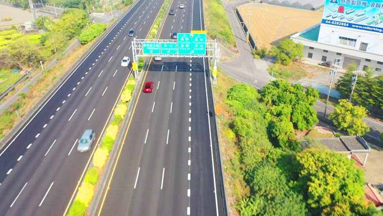 《TAIPEI TIMES》 Fines to rise for dropping objects on national freeways ...