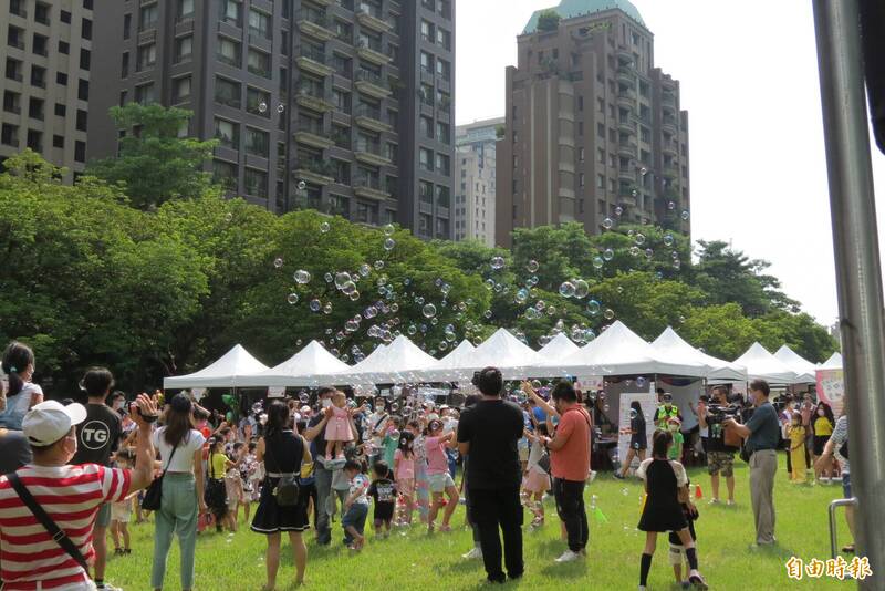 青商會捐萬片衛生棉給台中市政府 協助弱勢婦女 - 生活 - 自由時報電子報