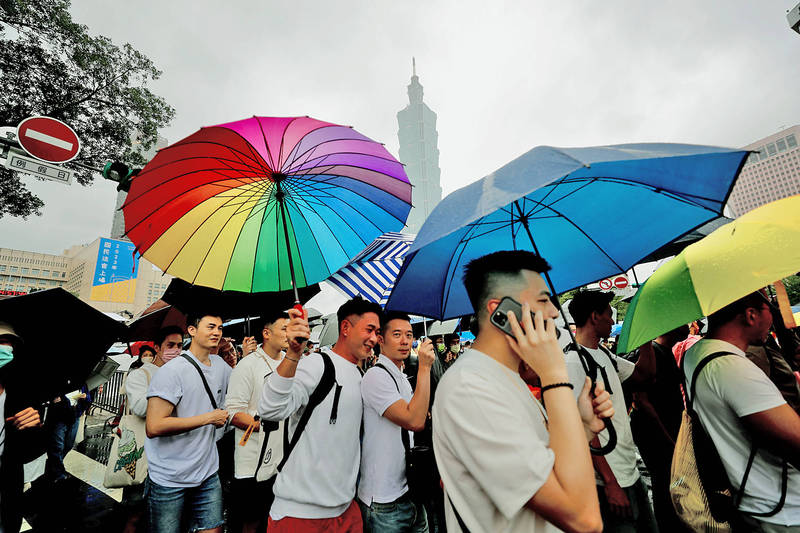 《TAIPEI TIMES》 Pride draws 120,000 to celebrate LGBTQ+ rights - 焦點 - 自由 ...
