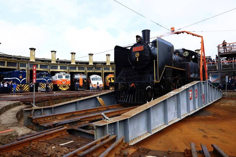 鐵道迷樂翻天！扇形車庫100歲 台鐵列車14代同堂 - 生活 - 自由時報電子報