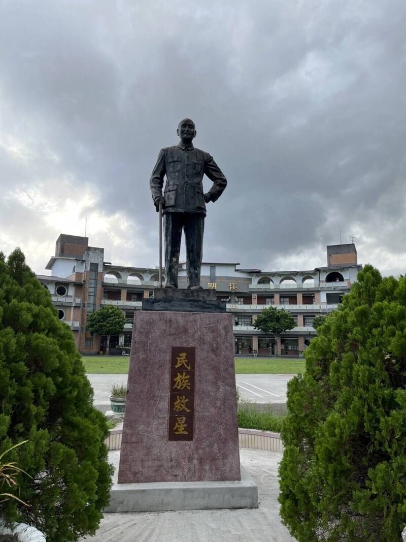 宜蘭縣2校園內還有蔣介石銅像 將立告示牌去 「神格化」 - 宜蘭縣 - 自由時報電子報