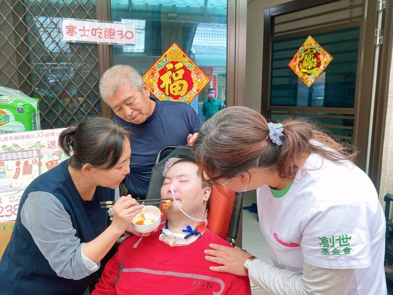 型男主廚吳秉承為植物人家庭做年菜 築間捐3600公斤肉品給糧膳坊 - 臺中市 - 自由時報電子報