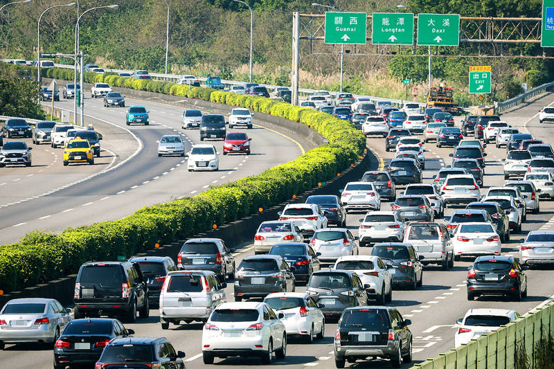 《TAIPEI TIMES》 Freeway collision sparks fire, killing two people - 焦點 ...