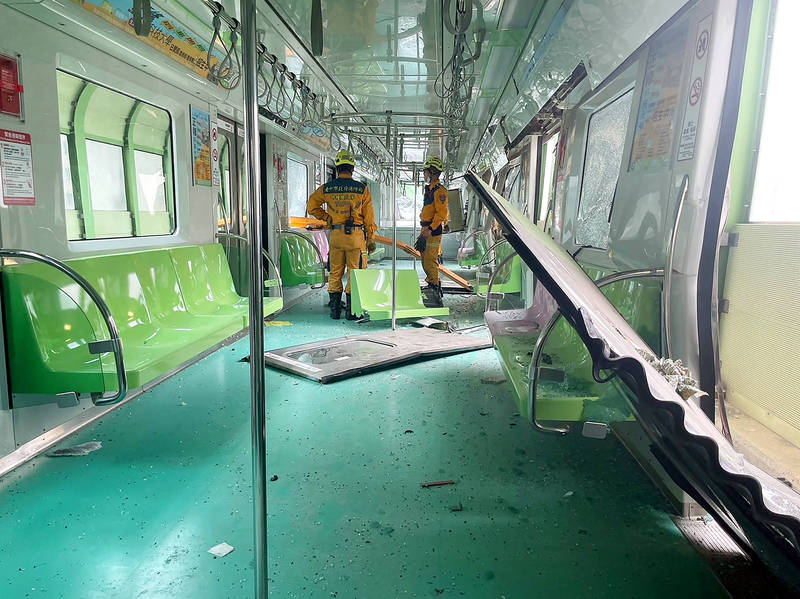 《TAIPEI TIMES》 Train hits fallen crane boom in Taichung, killing one - 焦點 - 自由時報電子報