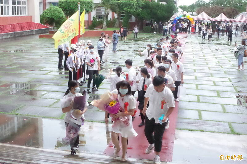 2秒7下「四維掌」睽違3年重出江湖 四維高中畢業典禮師生嗨翻 - 花蓮縣 - 自由時報電子報