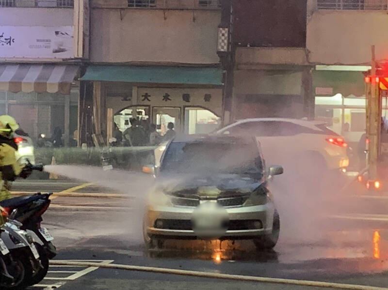 車送保養廠待修突火燒車 車主用完餐折返傻眼 - 社會 - 自由時報電子報