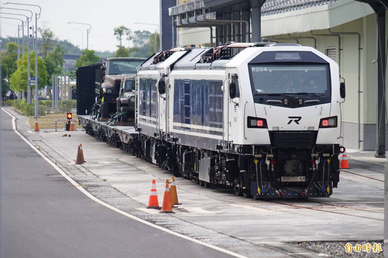 開箱！台鐵電車E500從陽光小站開到南方小站 橘身黑頂引搶拍 - 生活 - 自由時報電子報