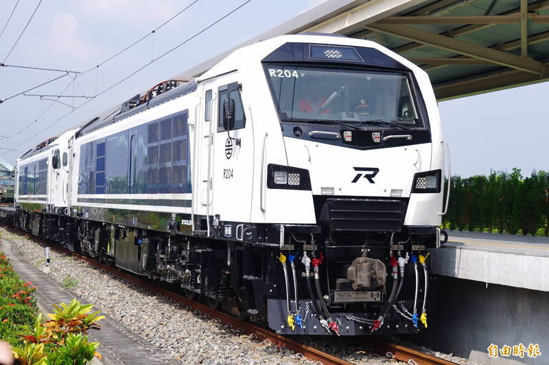 E500型正式亮相！台鐵5主力車種霸氣一字排開 吸6000人爭睹 - 生活 - 自由時報電子報