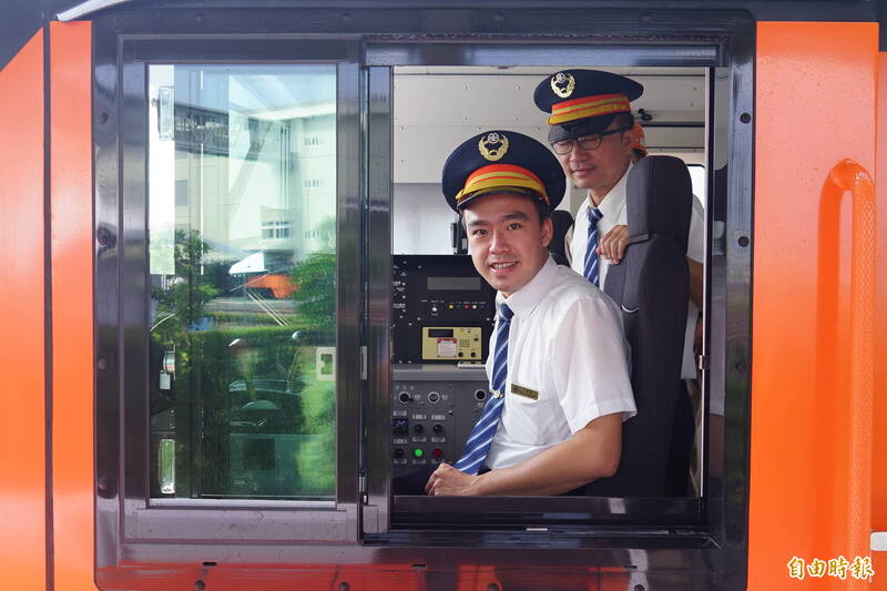 E500型正式亮相！台鐵5主力車種霸氣一字排開 吸6000人爭睹 - 生活 - 自由時報電子報