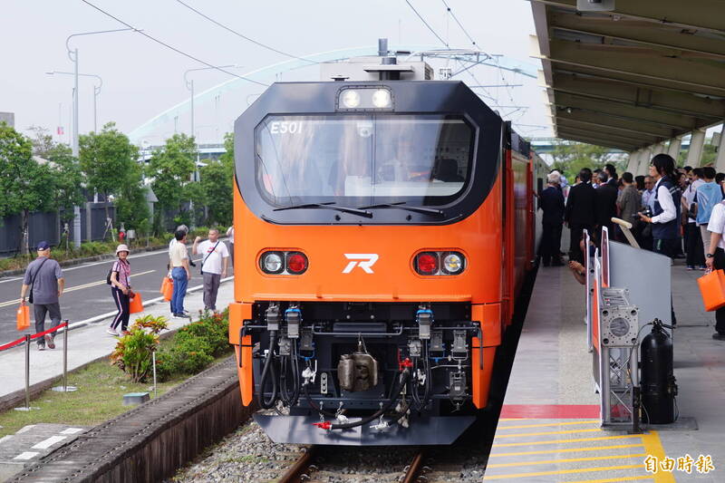 E500型正式亮相！台鐵5主力車種霸氣一字排開 吸6000人爭睹 - 生活 - 自由時報電子報