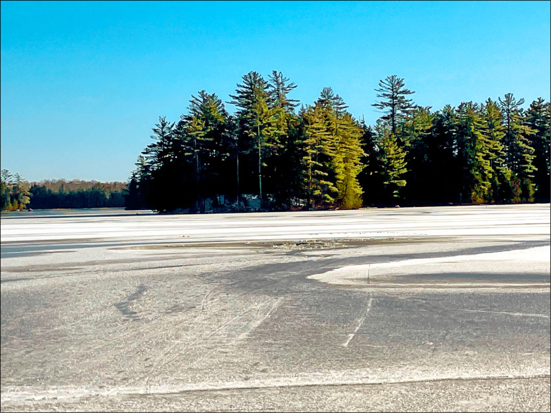 中英對照讀新聞》Plane breaks through thin ice on Minnesota ice fishing lake飛機衝破 ...