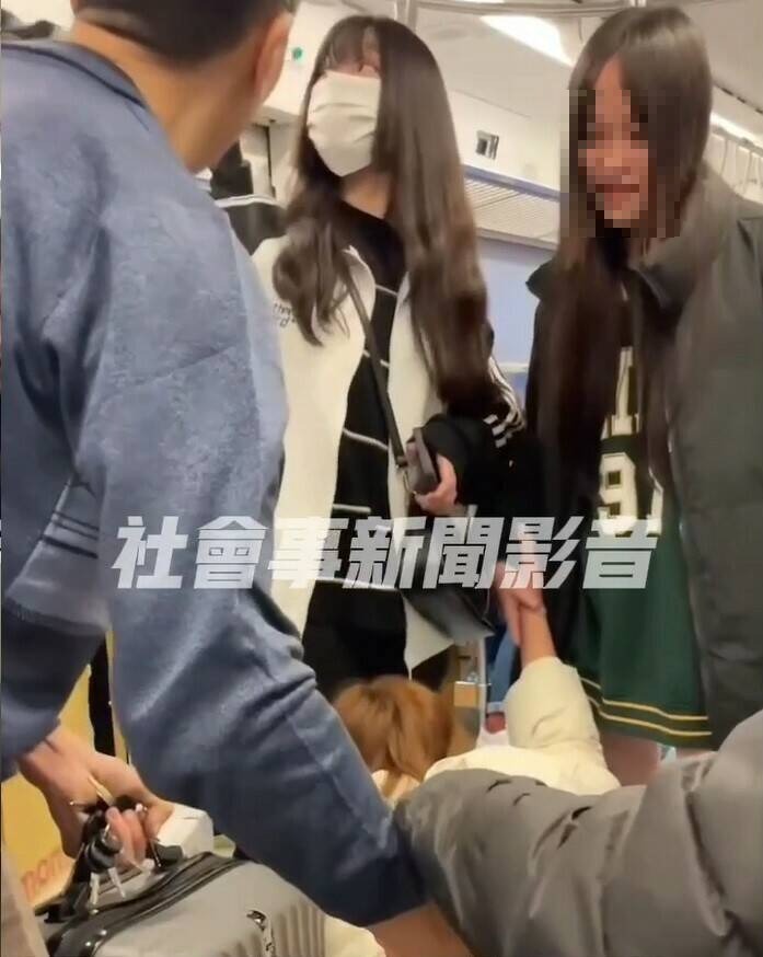 莽夫火車內暴力拉扯妻子阻離家 乘客見義勇怒嗆「欺負女人」 - 社會 - 自由時報電子報
