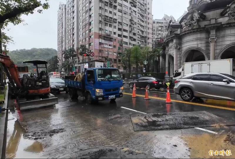 基市麥金路凌晨水管破漏水 43000戶停水、減壓搶修中 - 生活 - 自由時報電子報
