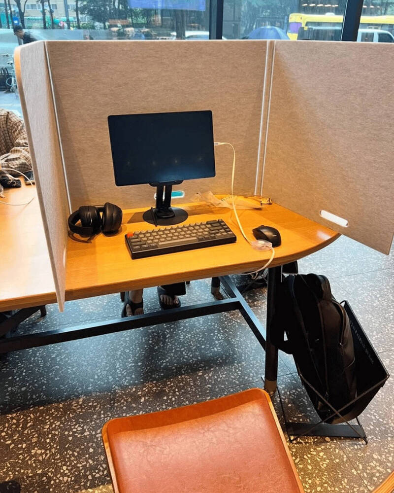 [GPGT] Outrageous! Customer at South Korean Starbucks Seen Building DIY ...