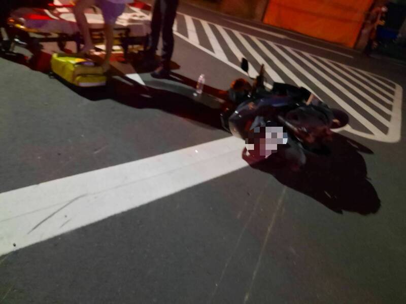 西濱快速道路、苗39線路口機車自撞分隔島 2人受傷送醫 - 苗栗縣 - 自由時報電子報