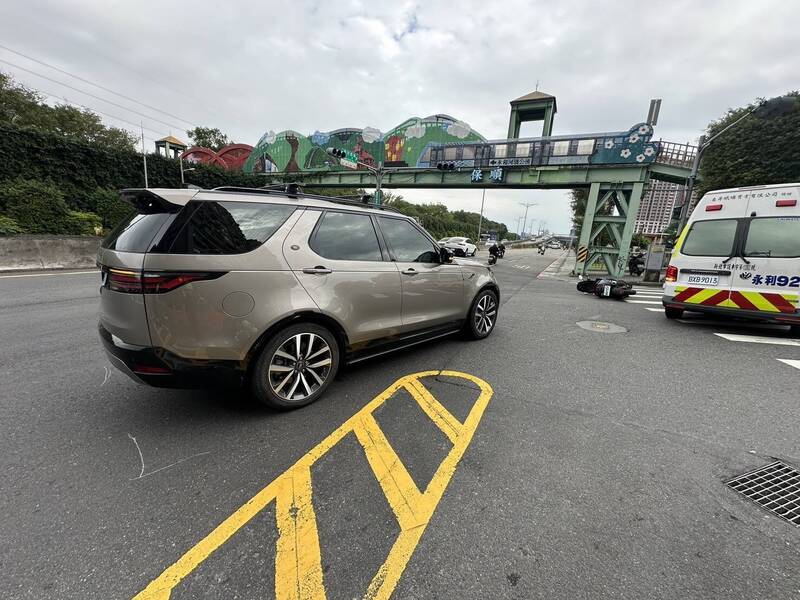 永和轎車右轉撞直行機車畫面曝光 女騎士手腳受傷送醫 - 社會 - 自由時報電子報