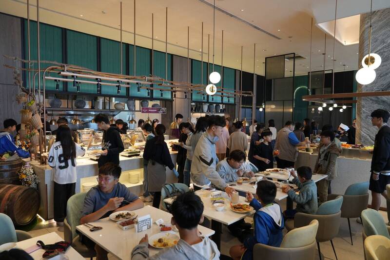 耶誕節最真誠陪伴 高雄承億酒店請近百弱勢童吃「高空大餐」 - 生活 - 自由時報電子報