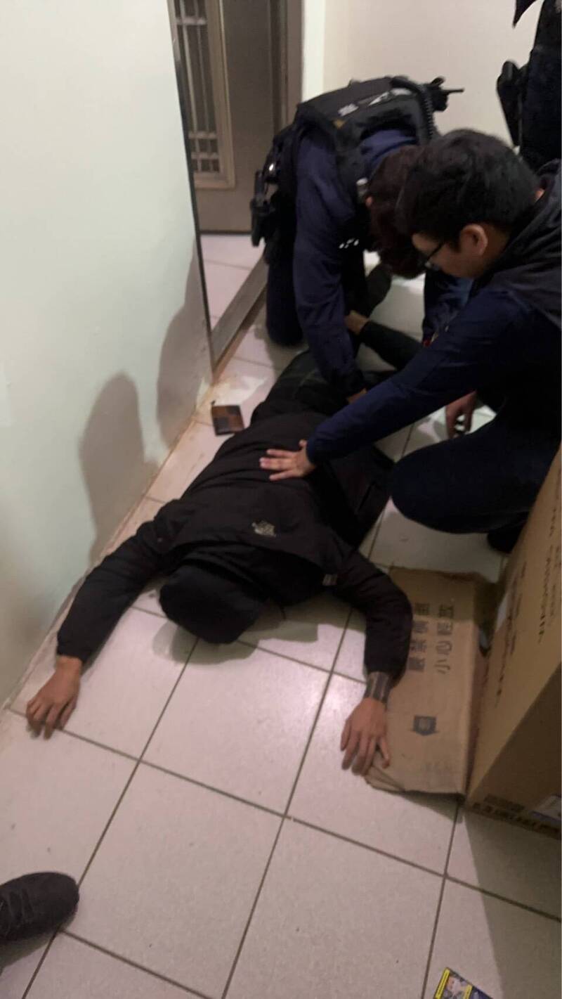 桃園男凌晨派出所旁空地丟汽油瓶縱火 警2小時內逮到人 - 桃園市 - 自由時報電子報