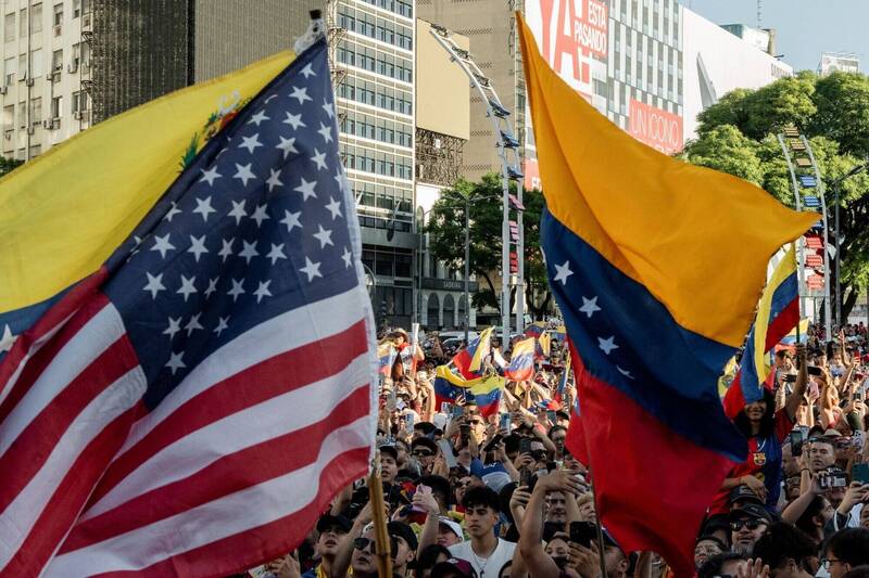 美軍「生擒」馬杜羅 海外委內瑞拉人高舉美國旗、川普面具歡慶 - 國際 - 自由時報電子報