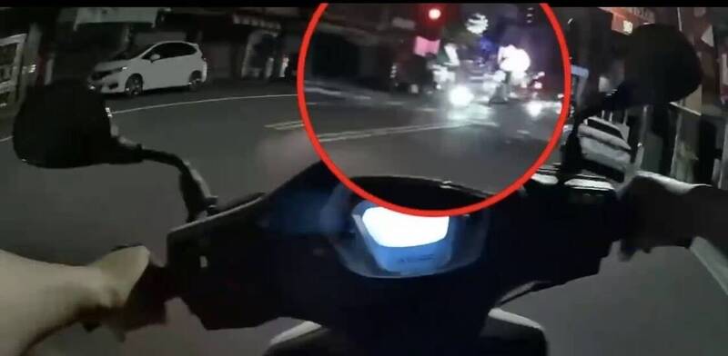 高雄警車深夜誤攔機車控闖紅燈 警方認錯撤罰單 - 高雄市 - 自由時報電子報