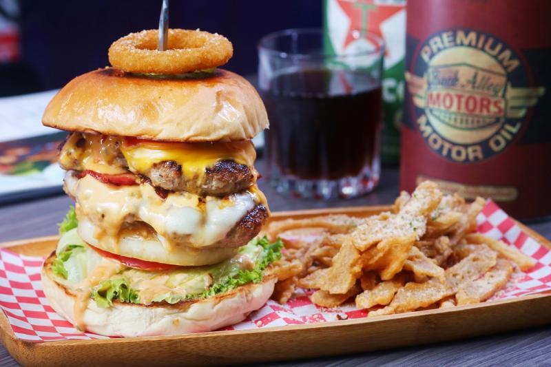 超過12公分高！台南Kook Burger手拍巨無霸漢堡 - 玩咖Playing - 自由電子報