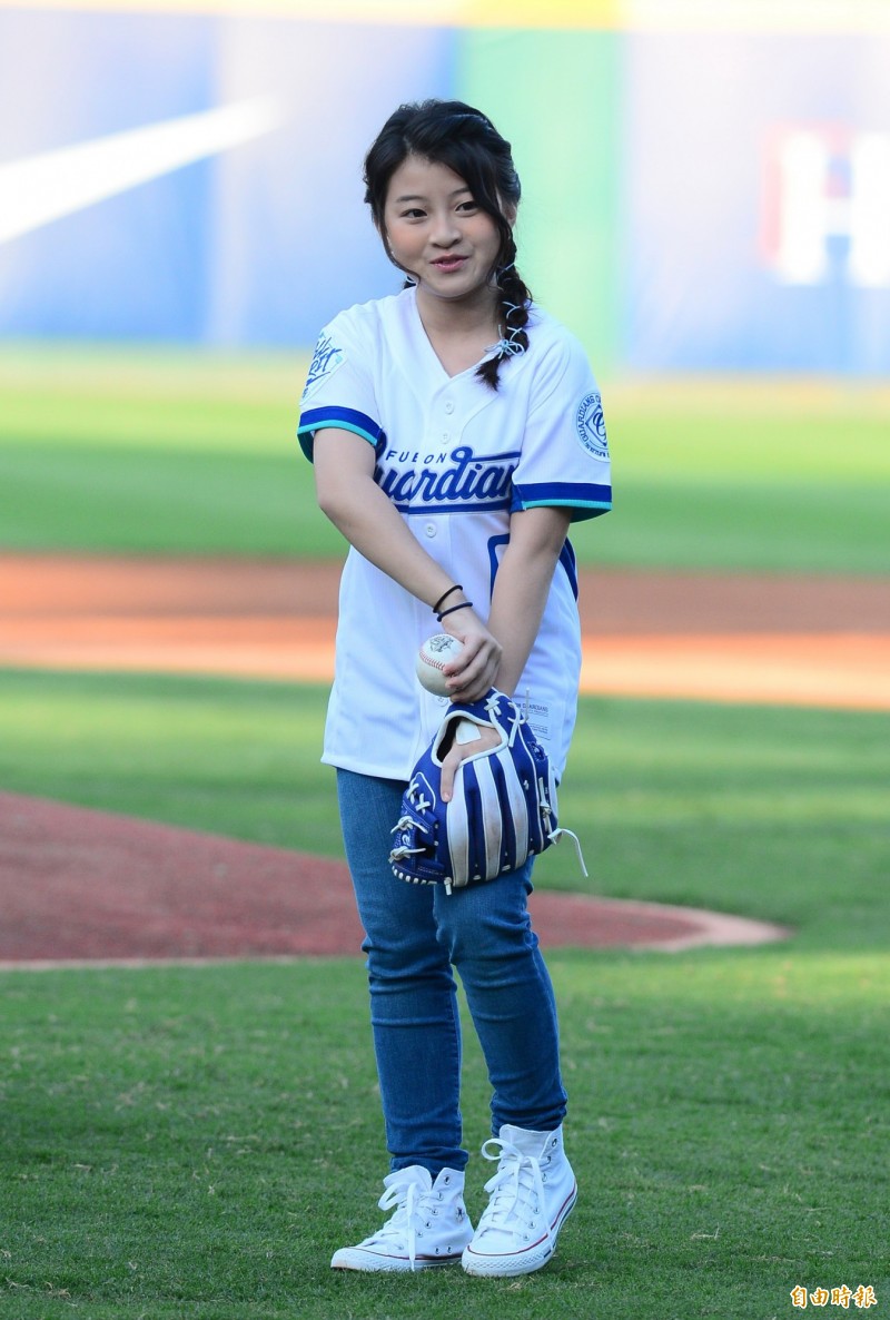 中職》首次來球場就開球 泰國音樂神童Gail：比起唱歌投球困難多了 - 自由體育