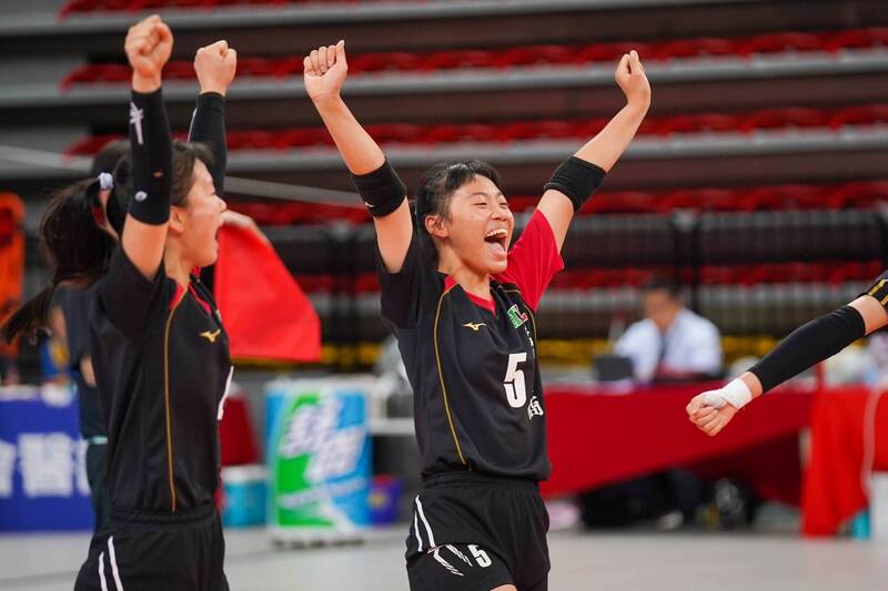 HVL排球》太狂！鶯歌工商「普通班」奇蹟 力挫東山高中捧隊史首冠 - 自由體育