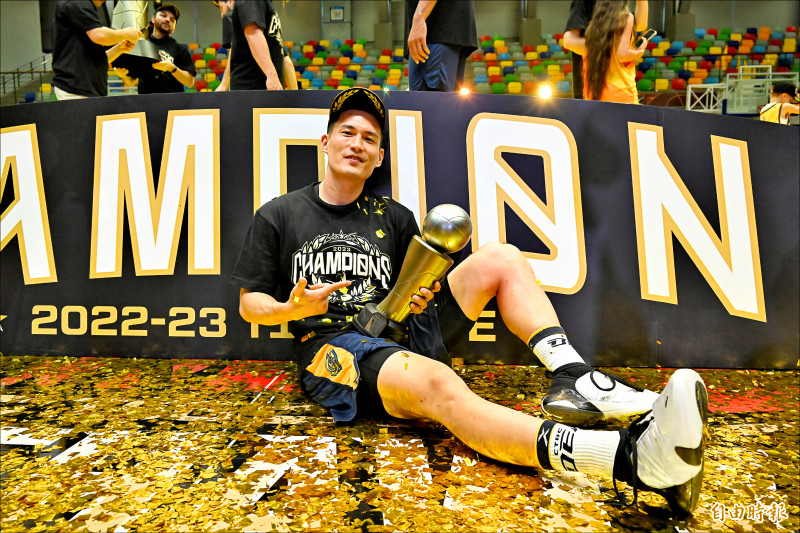 T1》賽前膝蓋抽積水 林韋翰拚出FMVP - 自由體育