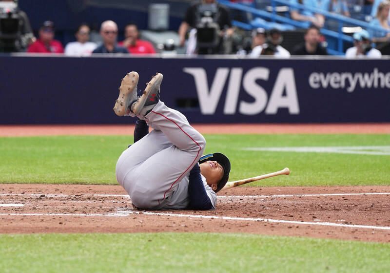MLB》吉田正尚遭163KM火球觸身痛苦倒地 紅襪教頭透露傷況 - 自由體育